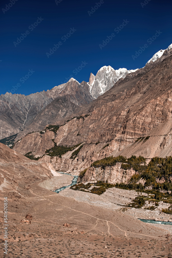 The Khunjerab Pass landscape, the highest-paved international border ...