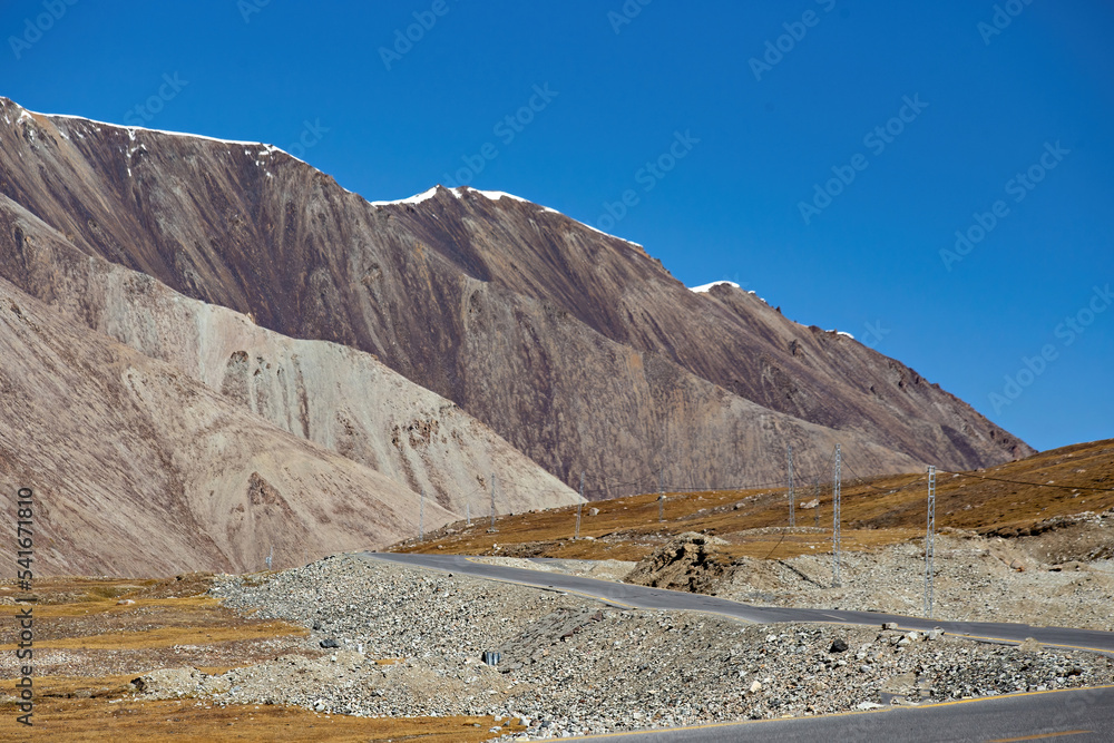 The Khunjerab Pass landscape, the highest-paved international border ...