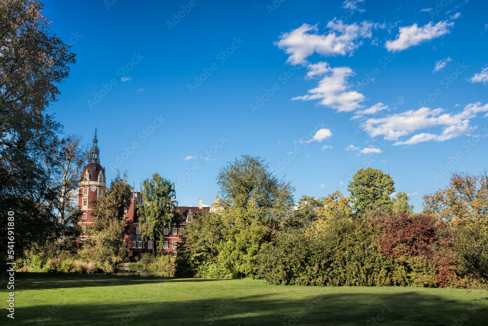 bad muskau, deutschland - park mit schloss muskau im hintergrund Stock ...