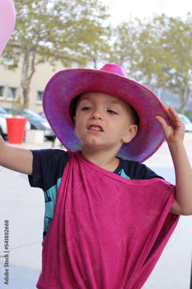 octobre rose avec petit garçon en rose Photos | Adobe Stock