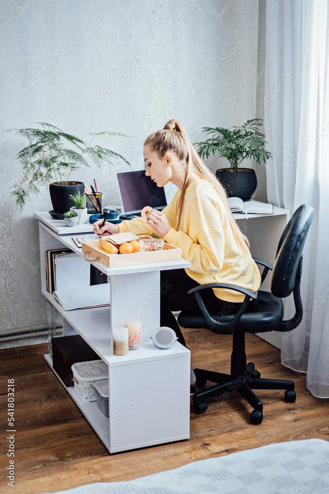 Flexible working, flexible work. Young woman freelancer working at home ...