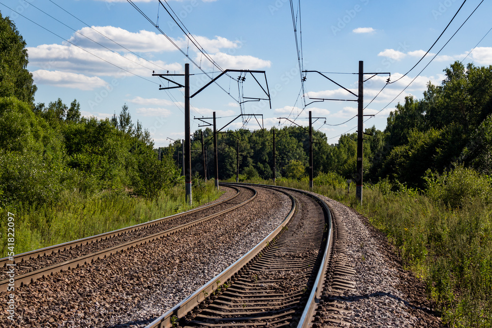 Turning railway tracks in a forest area Stock 写真 | Adobe Stock