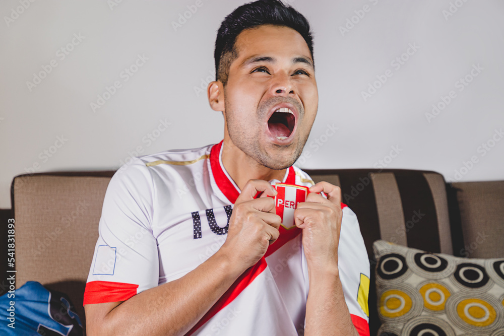 Joven peruano hincha del fútbol, selección peruana de futbol. Gritando ...