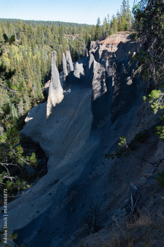 The Pinnacles, volcanic vents hugging the edge of crater lake in Oregon ...