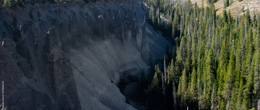 The Pinnacles, volcanic vents hugging the edge of crater lake in Oregon ...