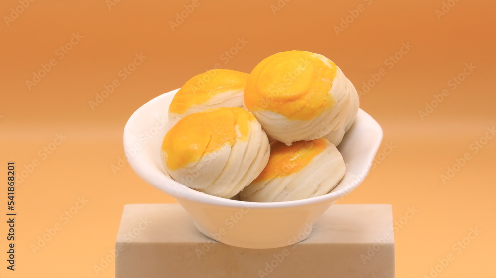 Snacks in the shape of a circle, put in a white plate. Photos | Adobe Stock