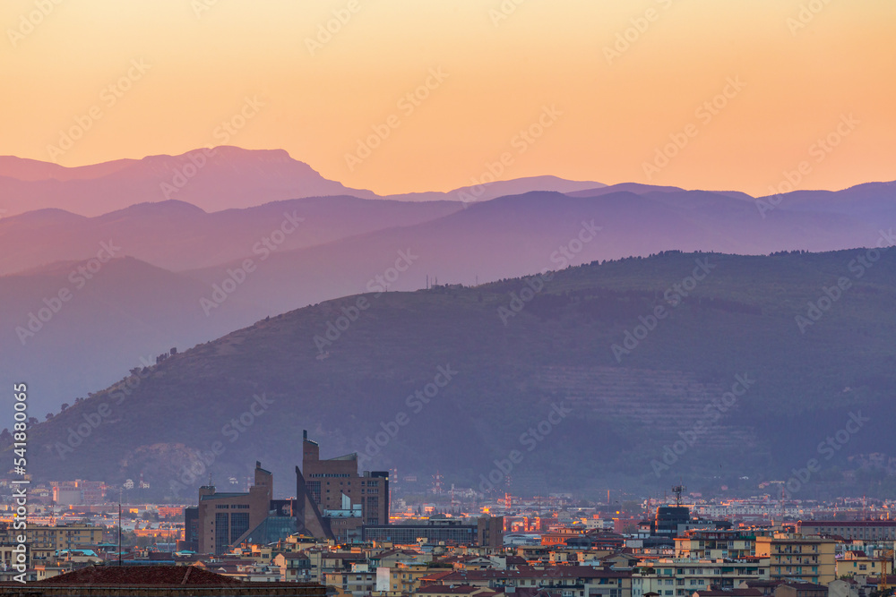 Beautiful sunset over the mountains near Florence in Italy Stock-Foto ...