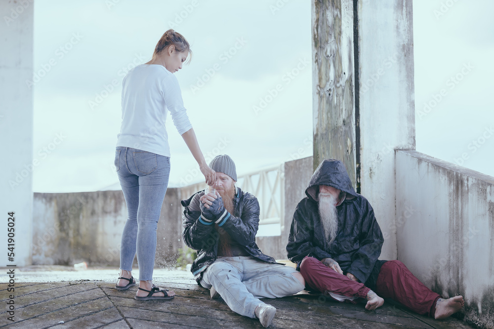 Foto de female giving money to poor or homeless people poverty beggar ...