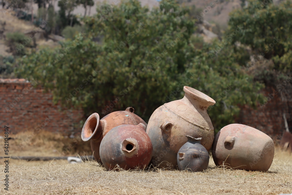 Vasijas de cerámica, antiguos utensilios de barro cocido, usados en los ...