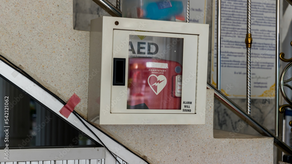 Foto de First aid box cardiopulmonary resuscitation using automated ...