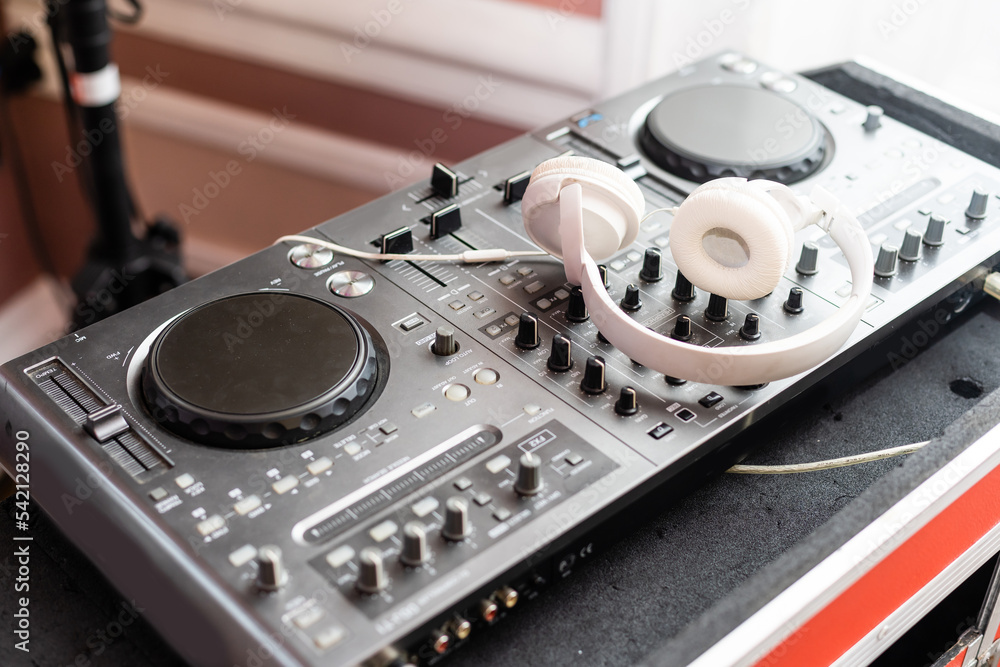 Professional dj headphones ,sound mixing controller. Dj turntables ...