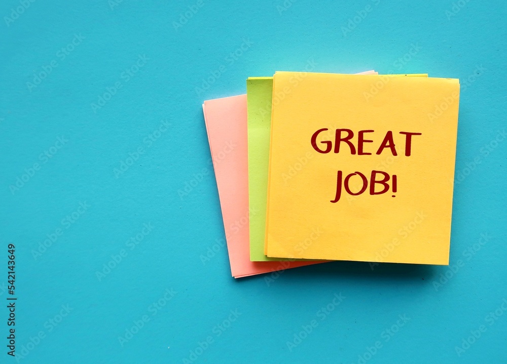 Note pad on blue background with handwritten text GREAT JOB!, concept ...