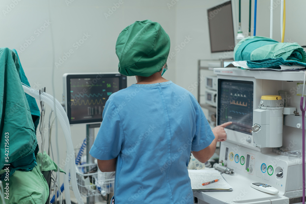 Foto de Anesthesiologist monitor the patient condition about the pulse ...