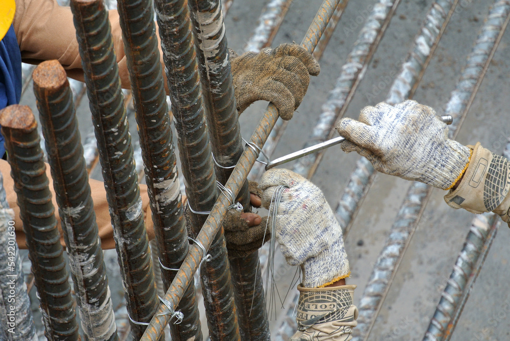Foto de JOHOR, MALAYSIA -APRIL 14, 2015: Construction workers ...