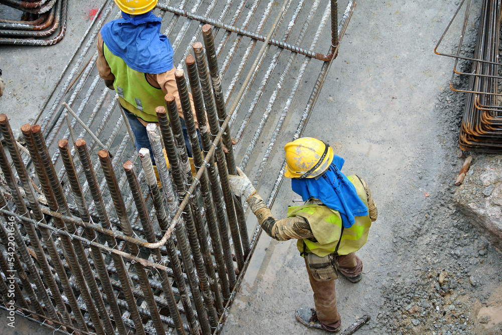 Foto de JOHOR, MALAYSIA -APRIL 14, 2015: Construction workers ...