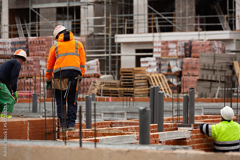 Tres albañiles trabajando en obra de construcción de un chalet. Stock ...