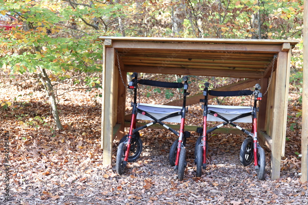 Rollator-Parkplatz. Rollator-Unterstand. Stock Photo | Adobe Stock