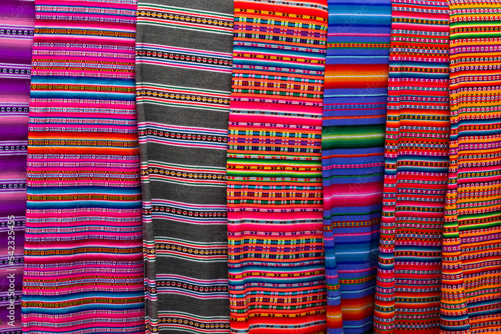 Tejido tradicional andino, mantas de uso cotidiano en el valle del ...