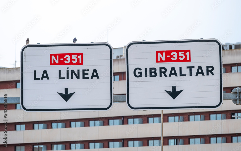 Foto de Overhead road signs on dual carriageway with directional arrow ...