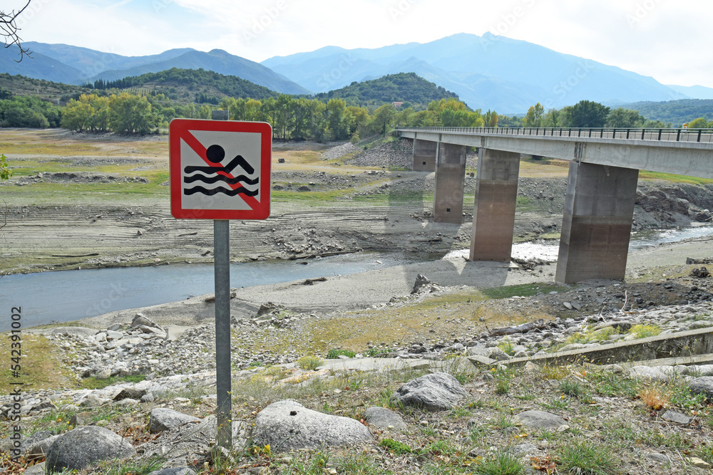 Panneau baignade interdite sur les bords du fleuve Têt à Vinça ...