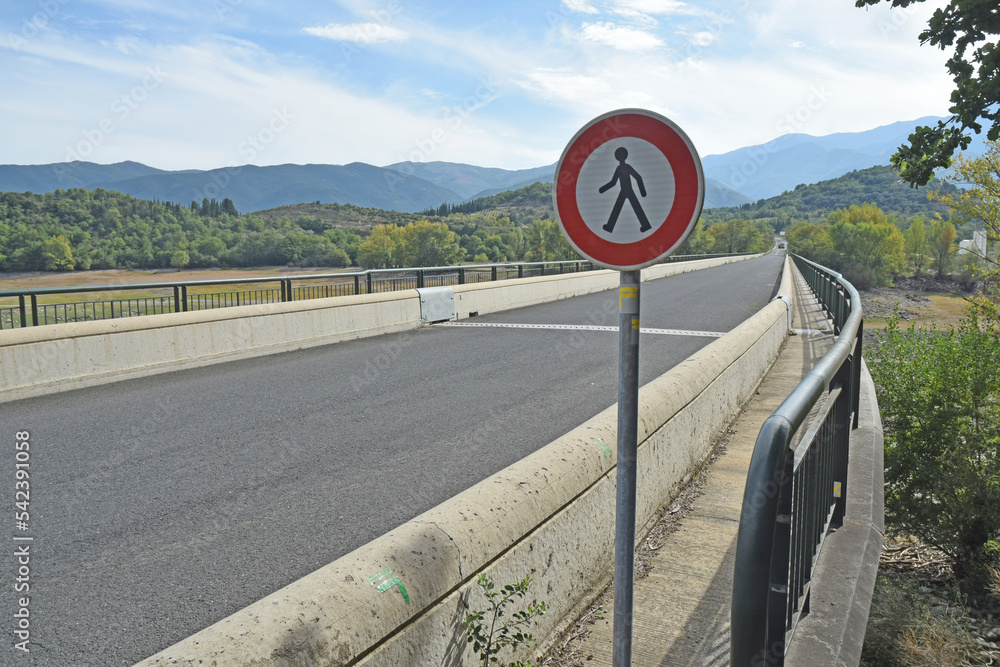 Panneau interdit aux piétons à l'entrée d'un pont routier étroit ...