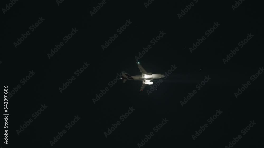 Airliner jet aircraft arriving at international airport at night vídeo ...