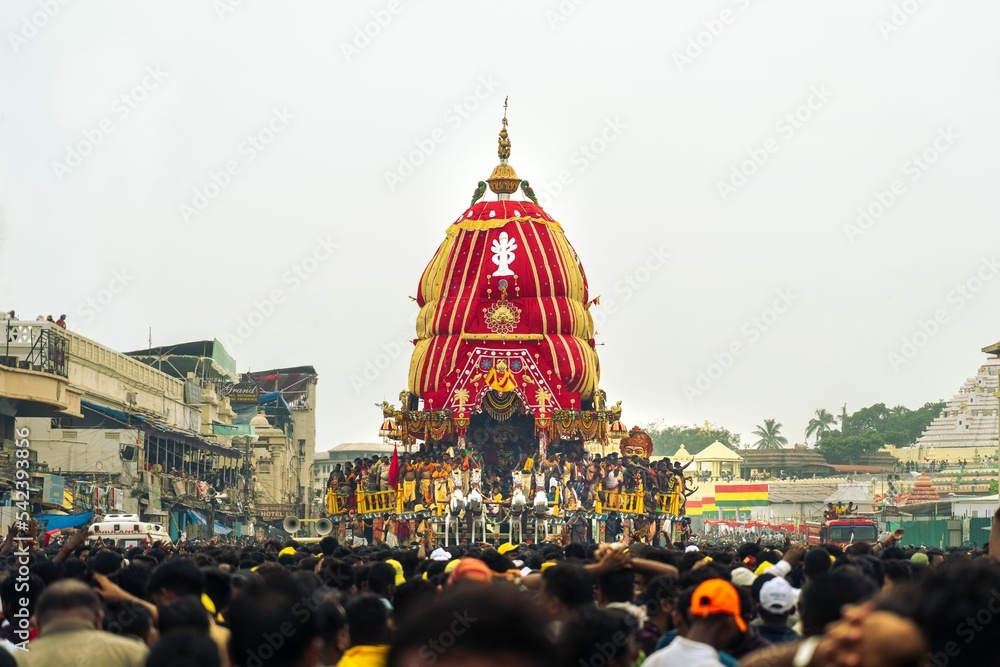 Póster Crowd of devotees gathered on the streets of Puri to celebrate ...