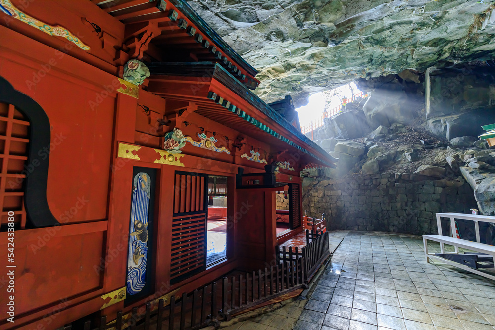 光芒の入る秋の鵜戸神宮 宮崎県日南市 Udo Shrine in autumn with rays of light. Miyazaki ...