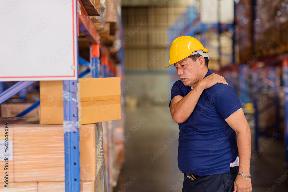 warehouse worker back shoulder muscle pain injuries from heavy lifting ...