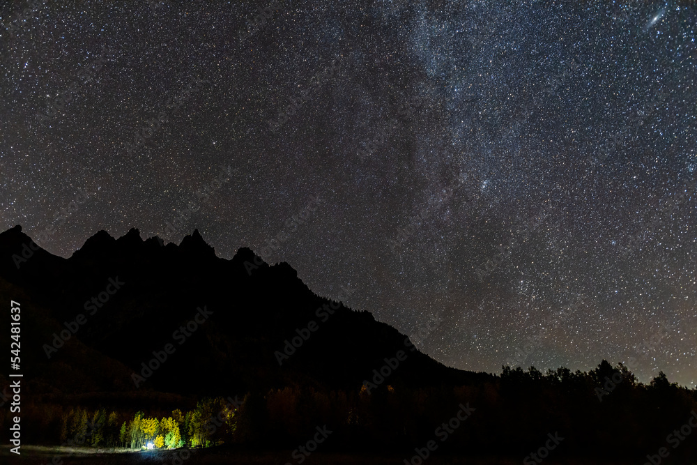 Maroon Bells lake area with stars in milky way dark night starry sky in ...