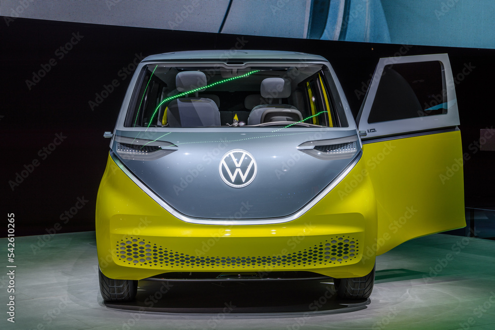 Foto de FRANKFURT, GERMANY - SEPT 2019: yellow gray VOLKSWAGEN VW I.D ...