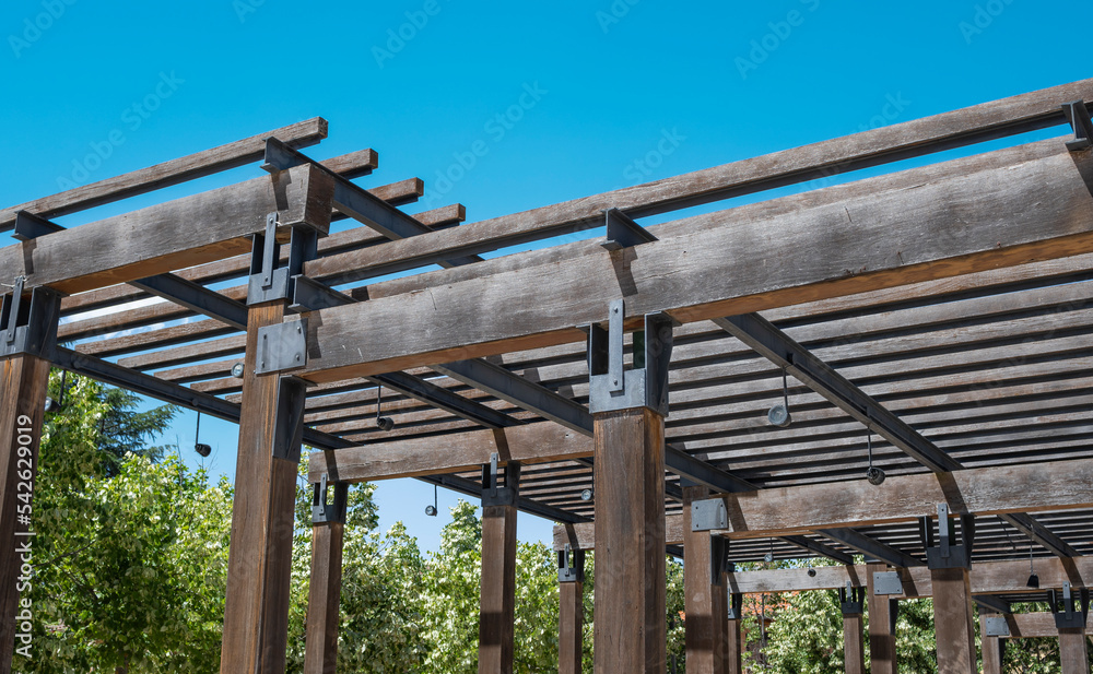 Estructura de madera para parques y jardines exteriores Stock Photo ...