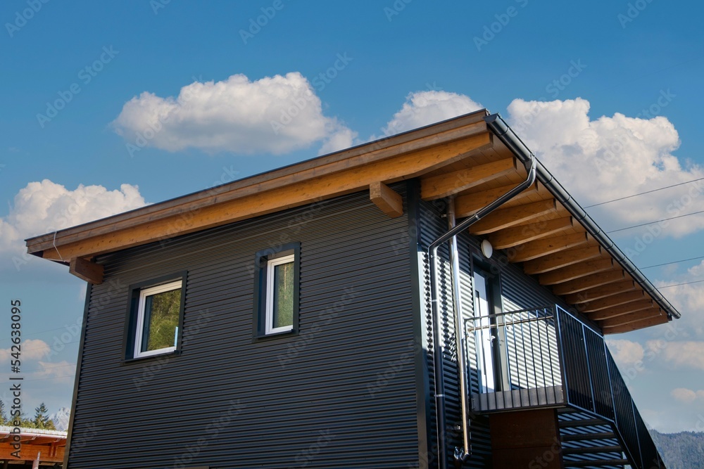 Modernes Haus mit Metallfassade bzw. Blechfassade Stock Photo | Adobe Stock