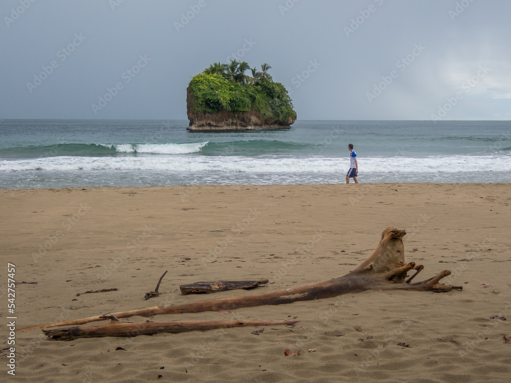 Playa e isla de Cocles en la costa de Puerto Viejo, un día de lluvia en ...