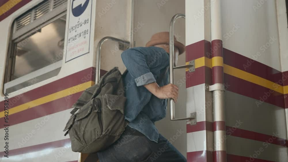 Vidéo Stock Happy asian handsome backpacker man wearing hat, jean ...