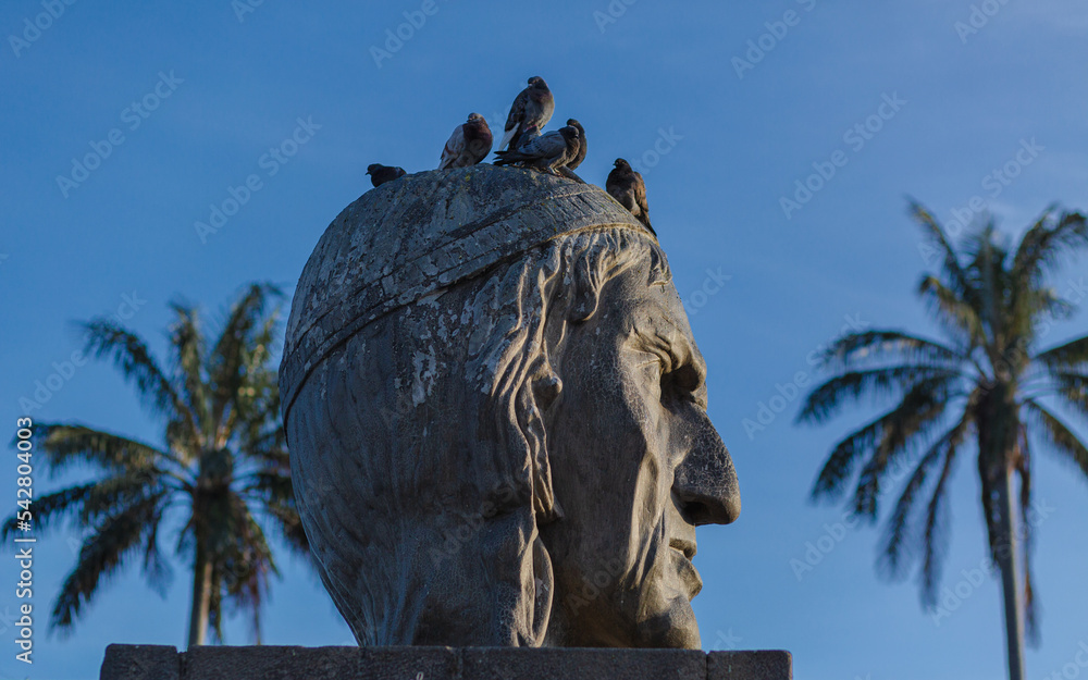 Fachada de edificio municipal de Otavalo, cúpula de iglesia San Luis ...