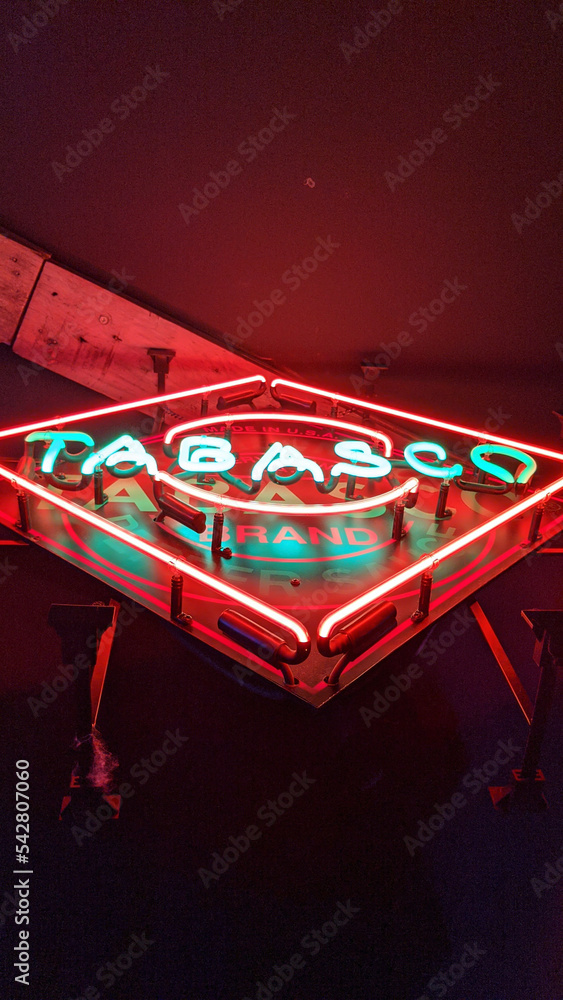 Neón rojo de tabasco de un restaurante visto desde abajo Stock Photo ...