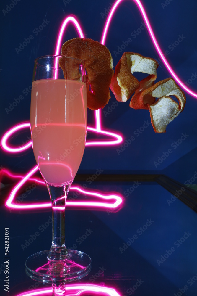 Còctel de frutas de naranja con alcohol en la copa de cristal con ...