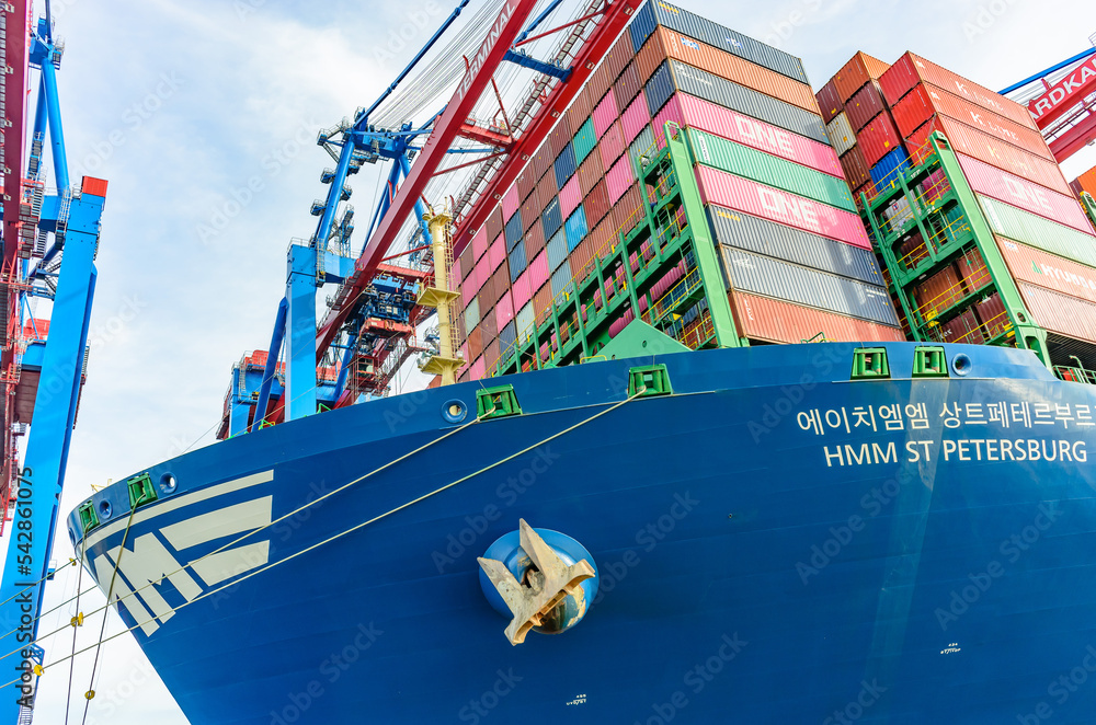 container ship hmm st. petersburg in the harbour of hamburg, germany Stock-Foto | Adobe Stock