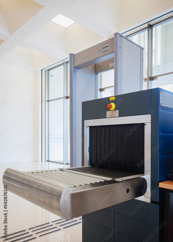 Foto de Security check point with metal detector and X ray scanner do ...