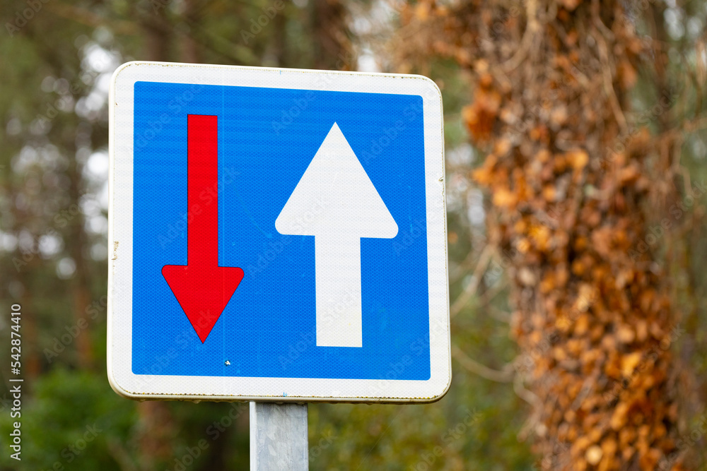 Señal de tráfico de prioridad respecto al sentido contrario (flechas ...