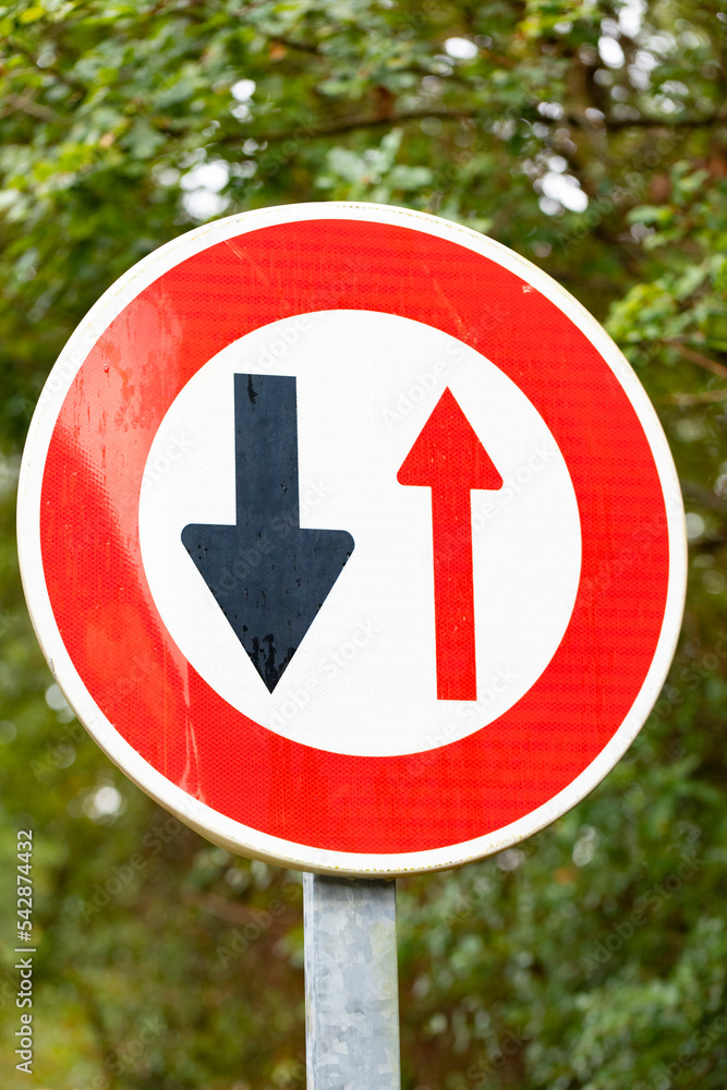 Señal de tráfico de prioridad en Sentido Contrario (flechas) Stock ...