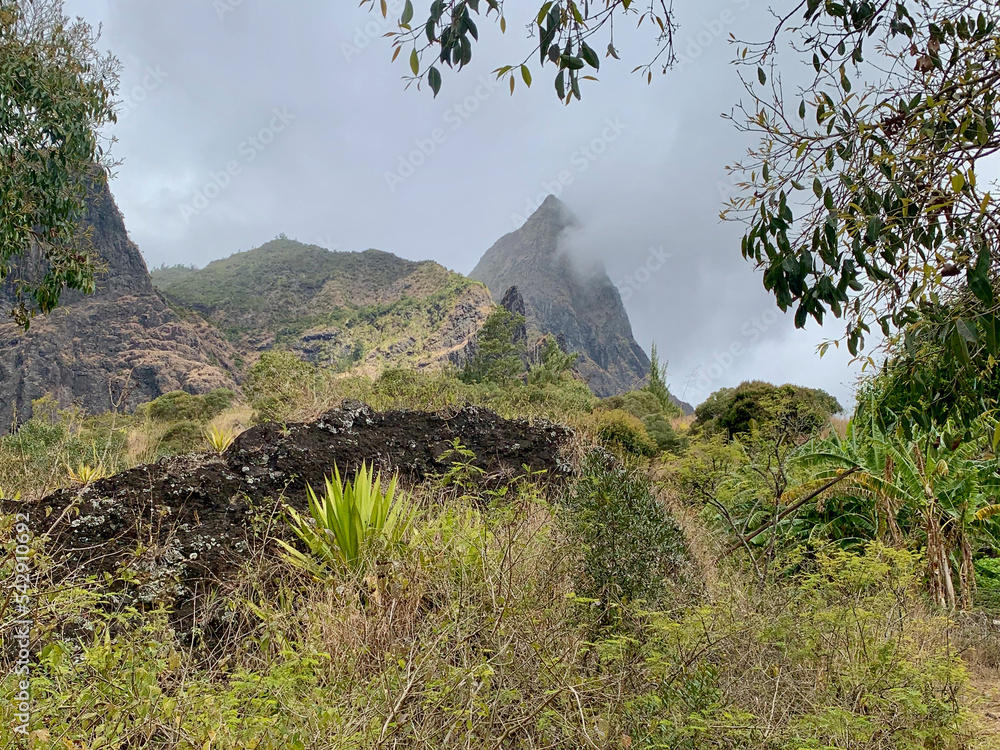 Foto de Paysage de montagne dans le cirque de Mafate sur l'île de la ...