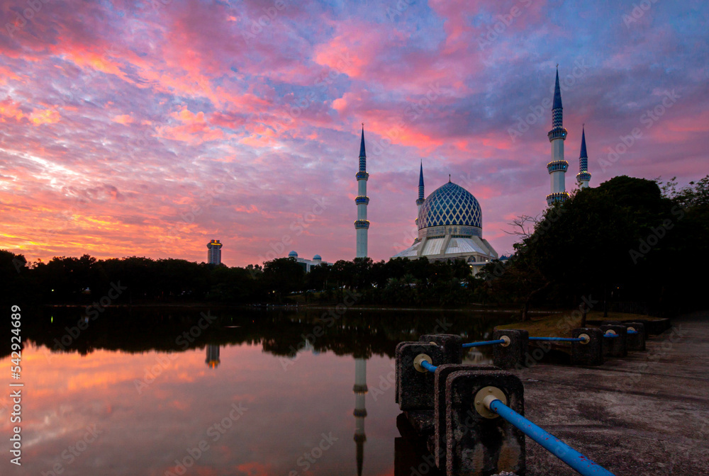 The Sultan Salahuddin Abdul Aziz Shah Mosque is the state mosque of ...