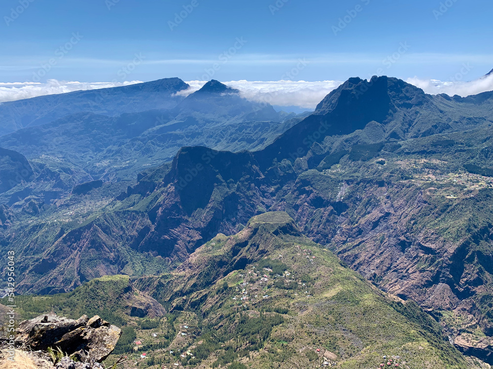 Foto de Vue sur le cirque de Mafate depuis le col du Maïdo sur l'île de ...