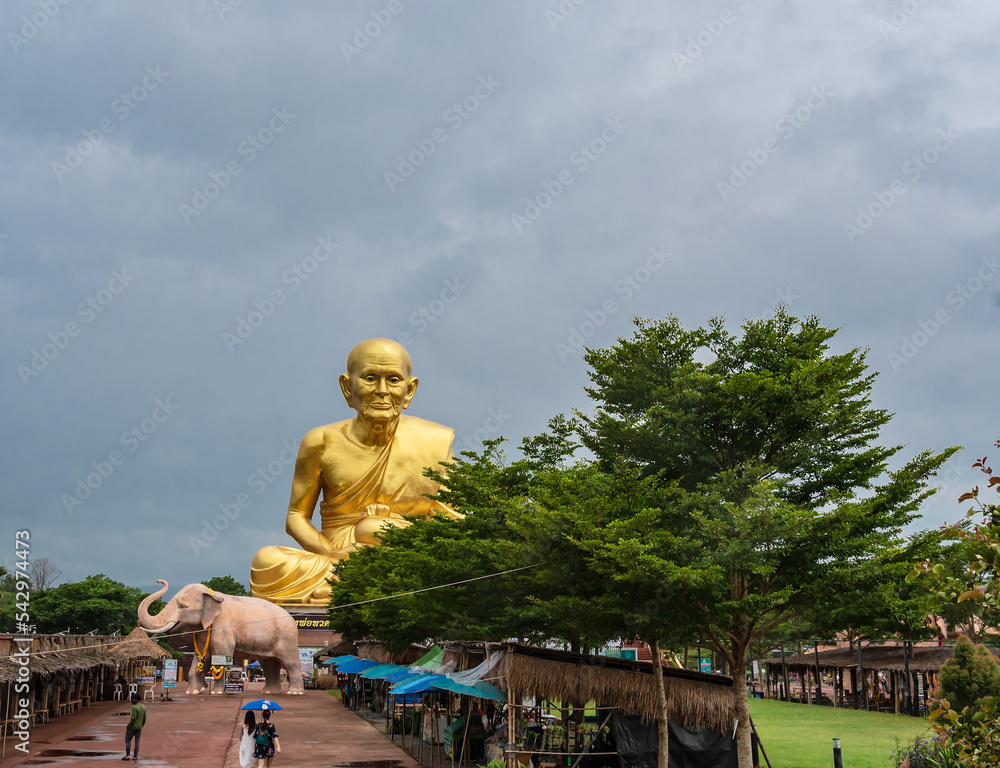 Plakat The biggest golden Luang Phor Thuad statue in the world at ...