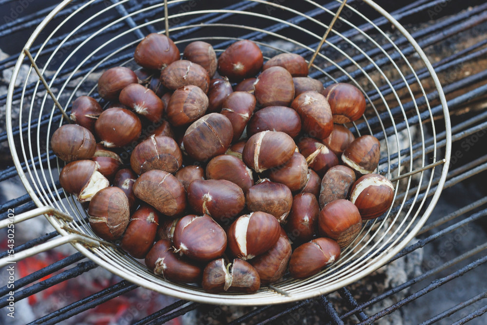Castañas asadas al fuego, en Cataluña es tradición comerlas el día de ...