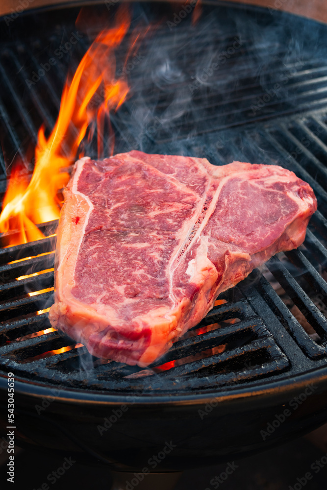 Rohes Dry Aged Wagyu Porterhouse Steak vom Rind gegrillt als close-up ...