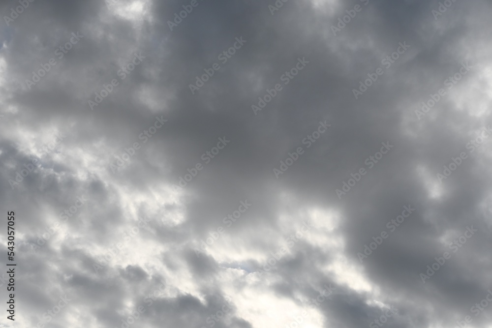 Fondo natural con multitud de nubes en tonos grises y degradado de luz ...