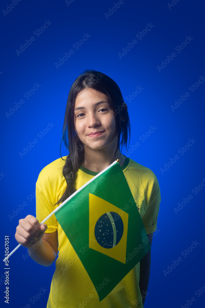 Foto de Brazilian soccer fan wearing the colors of the Brazilian flag ...